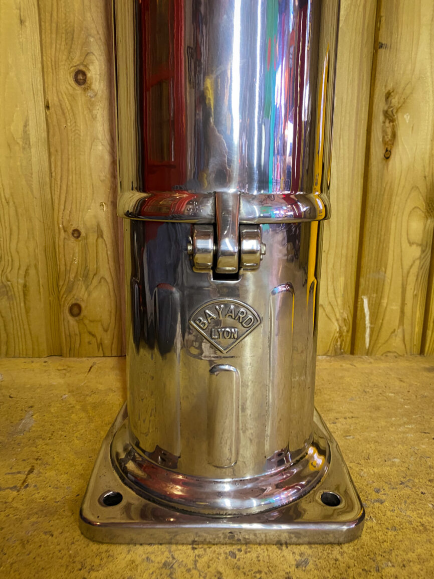 Borne Bayard fontaine à eau en poli miroir - 1950 - Atelier 416